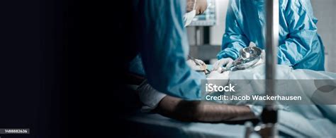 수술 팀워크 및 중환자의 응급 인명 구조 수술을 위한 병원의 의사 의사 간호사 및 의료 클리닉 수술실에서 일하는 의학 외과 의사