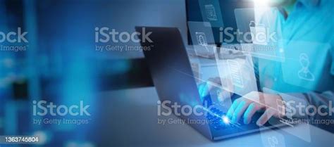 Erp 문서 관리 개념 가상 화면 및 사무실 흐림 배경에 아이콘이있는 랩톱 컴퓨터로 작업하는 사업가 테크놀로지에 대한 스톡 사진 및 기타 이미지 Istock