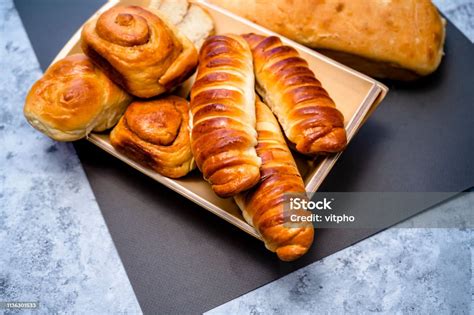 맛 있는 향기로운 집에서 만든 빵과 계 피가 있는 다른 모양의 패스트리는 나무 판에 놓여 있습니다 건강한 식생활에 대한 스톡