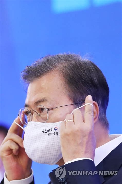 문 대통령 마스크 벗고 연합뉴스