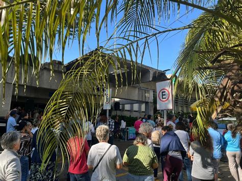 Funcionários e frequentadores do Sesc de Piracicaba fazem ato público