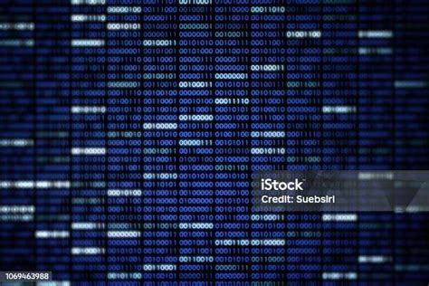 컴퓨터 배경에서 움직이는 빨간 이진 코드로 화면을 표시 합니다 Defocus 블루 Bokeh 빛 덩어리 죠 기술 그래픽 디자인 배경 개념 판자 두르기에 대한 스톡 사진 및