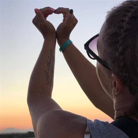 Я просто дивлюся у вікно Нікого не чіпаю Просто їду додому Мовчу бо кожна ця кілометрова