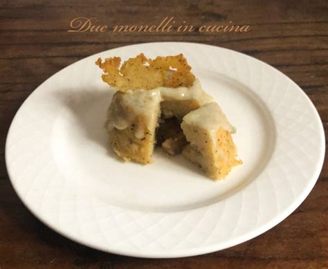 Sformatini Di Polenta Ripieni Di Funghi E Ricoperti Di Crema Al Gorgonzola