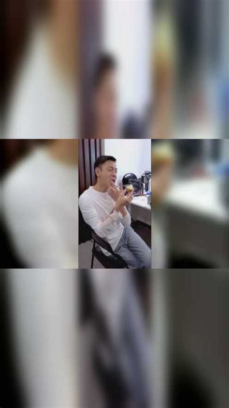 60岁刘德华罕见秀厨艺，大口吞咽舔嘴角一脸满足，袖口一片血迹引担忧高清1080p在线观看平台腾讯视频