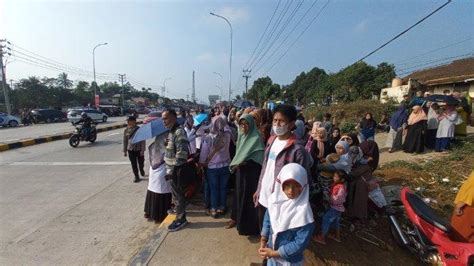 Ratusan Sukabumi Rela Panas Panasan Tunggu Presiden Jokowi Topan Ingin