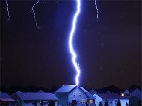 Мълния падна върху сграда на полицията в Благоевград