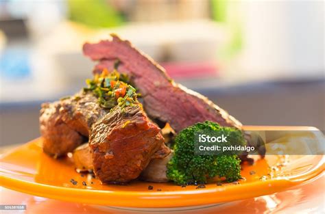 맛있었어요 중진공상태 드문 설로인 스테이크 및 야채면 배치된 오랑주 가지 식물 부위에 대한 스톡 사진 및 기타 이미지 가지 식물 부위 고기 골파 Istock