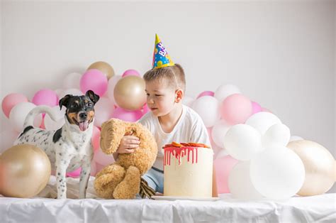 그와 함께 흰 풍선에 어린 소년 파티 풍선 축하와 작은 아이 생일 행복 어린 시절 봐 4 5세에 대한 스톡 사진 및 기타 이미지