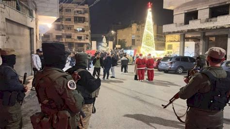 في سوريا تأمين شجرة عيد الميلاد بالرشاشات