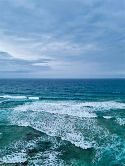 Foto Un Cuerpo De Agua Con Olas Que Entran Y Salen De él Imagen