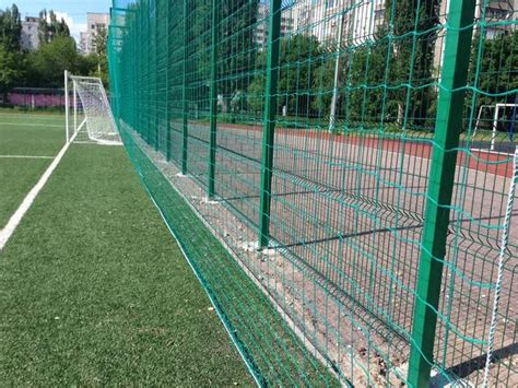 Ограждения спортивных площадок – выбор сетки для спортплощадок