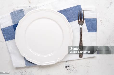 빈 흰색 접시와 포크 상위 뷰는 테이블에 0명에 대한 스톡 사진 및 기타 이미지 0명 공란 그릇 Istock