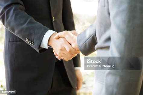 사업가의 근접 촬영 악수입니다 거래 성공 또는 인사의 기호에 맞게 흐림 및 Bokeh 배경 가진 두 아시아 실업 가입니다 2명에