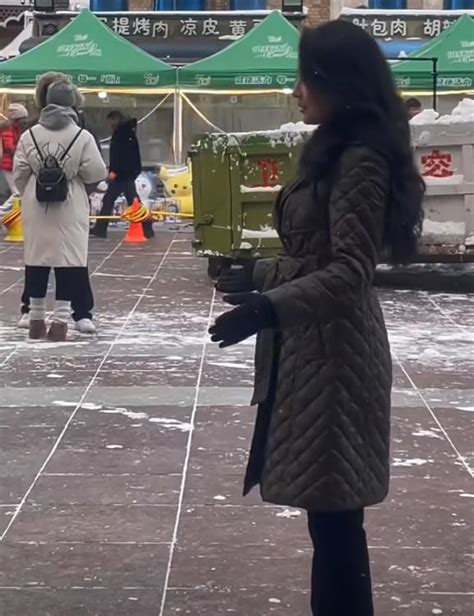 汪峰女友森林北近状曝光，现身新疆街头被偶遇，穿着正式气场强大
