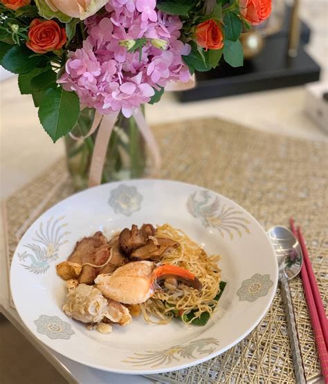 บะหมี่เกี๊ยวแห้ง หมูแดง ปู 400 บาท ร้าน สว่าง บะหมี่เกี๊ยวกุ้งก้ามปู