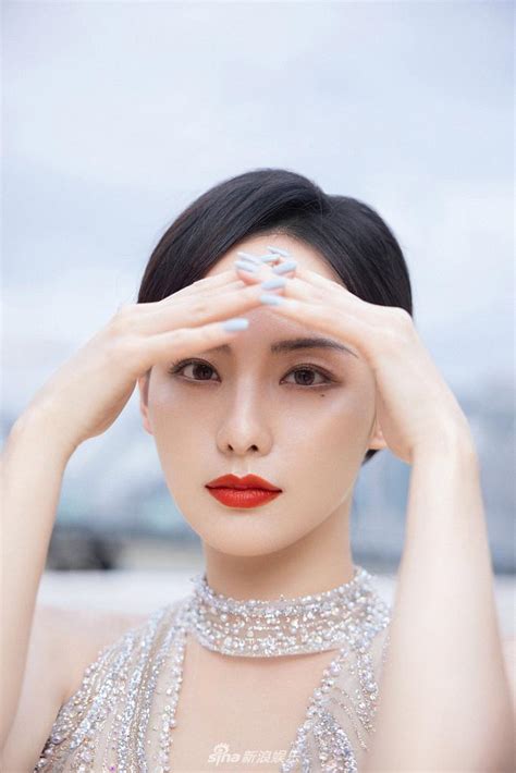 张嘉倪穿银色露背深v礼服 雪肌红唇状态超好