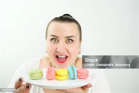 배너 과자 가게 요리 쇼 코스 달콤한 디저트를 요리하는 훈련 만족 하 고 행복 한 여자 먹는 마카롱 광고 과자 즐거운 인생