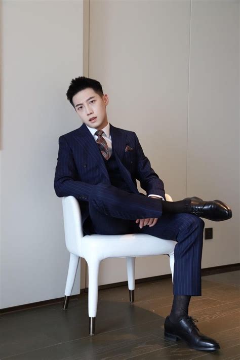 Poses 2에 있는 핀 남성복 남자 의상