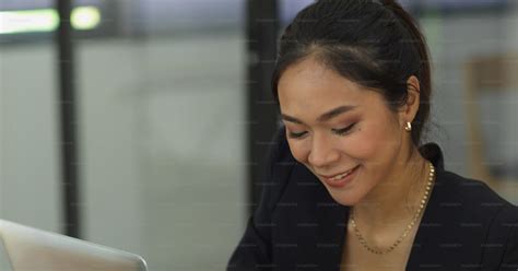 프로젝트에 대해 상담하는 동안 동료에게 컬러 차트를 보여주는 여성 디자이너의 초상화 사진 Unsplash의 테이블 이미지