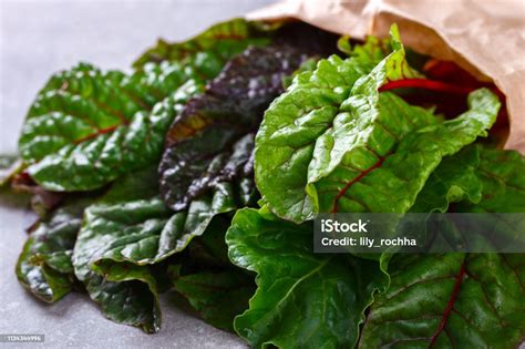 Chard 스위스 신선한 녹색과 빨간색 종이 가방에 착 색 음식 또는 건강 하 고 다이어트 개념입니다 선택적 초점 평면도 복사