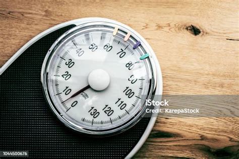 건강 한 간식 체중 감소 및 신체 활동 개념으로 나무 바닥에 스포츠 및 운동 장비 개념에 대한 스톡 사진 및 기타 이미지