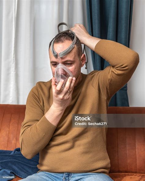 폐쇄성 수면 무호흡증 때문에 Cpap 마스크로 자는 남자 가정 생활에 대한 스톡 사진 및 기타 이미지 가정 생활 건강관리와