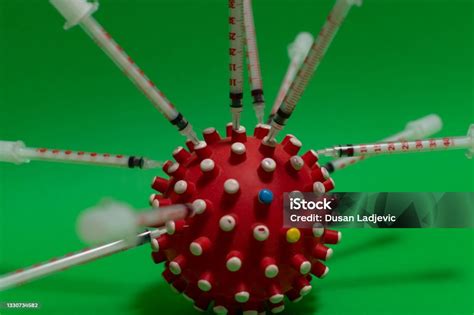 코로나 바이러스의 주제에 사진 바이러스와의 전투 예방 접종 의료 용품 색깔의 배경에 주사기 0명에 대한 스톡 사진 및 기타 이미지 Istock