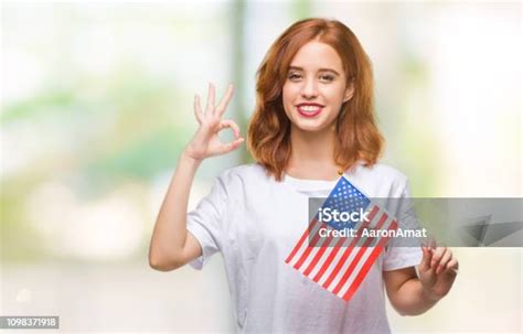 Amerika Bayrağı Parmak Mükemmel Sembolü Ile Ok Işareti Yapıyor Izole