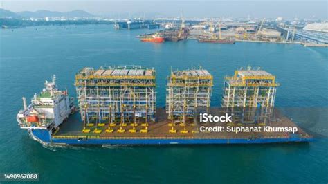 바지선 운송에 부드러운 시추 석유 굴착 장치 일몰에 바다 한가운데에 있는 석유 굴착 장치로 제거합니다 바지선 수송 기름 제거의 큰 장비 0명에 대한 스톡 사진 및 기타