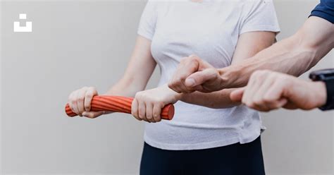 남자 옆에 서서 빨간 손잡이를 들고 있는 여자 사진 Unsplash의 무료 의료 종사자 이미지