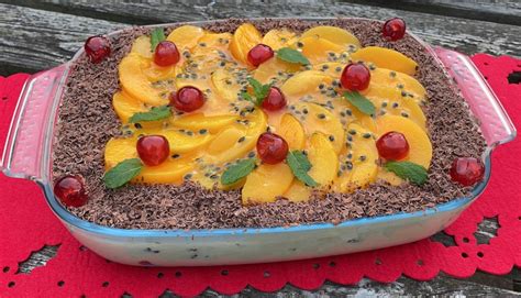 Sobremesa na travessa de chocolate e maracujá Ricota e Maricota