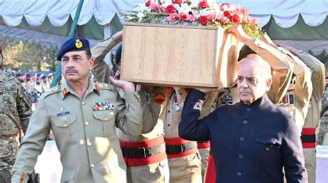 احتجاج کے دوران شہید 3 اہلکاروں کی نمازجنازہ ادا، وزیراعظم اور آرمی چیف