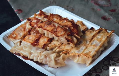 【中和美食】香珍鍋貼水餃，從5元吃到現在8元在地人最愛的超強鍋貼！ 鯊魚大口咬