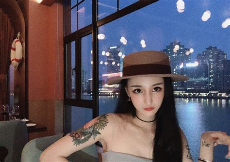 Uzi女友大秀身材！uzi：这件不能穿，太短了！ 哔哩哔哩