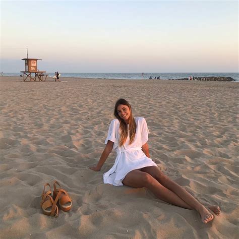 Long Legs On The Beach Scrolller