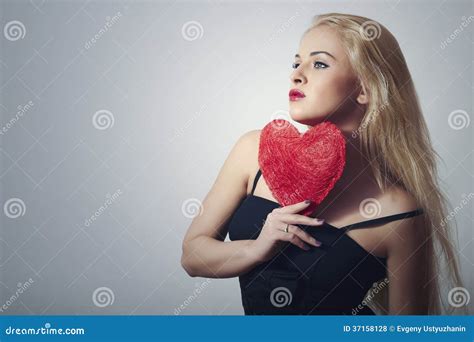 Bella Donna Bionda Sexy Con Cuore Rosso Ragazza Di Bellezza Mostri Il