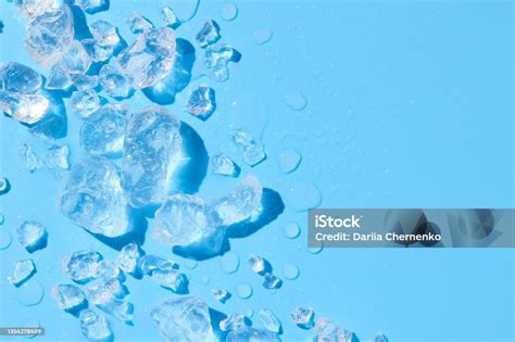복사 공간으로 파란색의 햇빛에 부서진 얼음을 닫습니다 여름 배경 다과 컨셉 얼음 조각에 대한 스톡 사진 및 기타 이미지 얼음 조각 얼음 여름 Istock