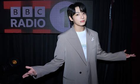 La canción oficial de debut en solitario de BTS Jungkook Seven subió al tercer lugar en la