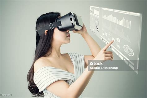 여자는 그 시뮬레이션 그리고 터치 스크린 기술 그래프 가상 현실 헤드셋을 입고 현실 및 볼 무슨 가상 현실 렌더링의 능력을
