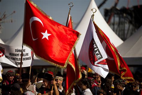 이즈미르의 해방의 날 축하 행사에서 터키 국기와 Kuvayi Milliye Mujahideen Association의 사람들을