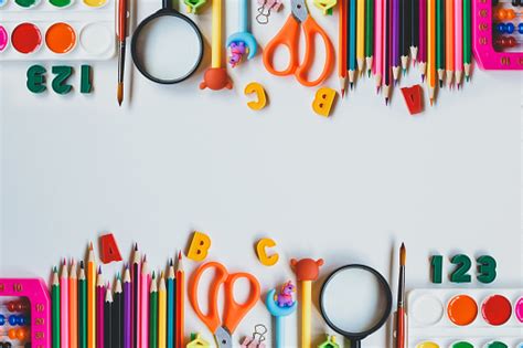 학교로 돌아갑니다 흰색 배경에 학교 용품 맨 위 보기입니다 공간을 복사합니다 0명에 대한 스톡 사진 및 기타 이미지 0명 개인 장식품 개체 그룹 Istock