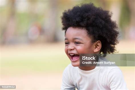 공원에서 야외에서 놀고 있는 아프리카계 미국인 소년 정원에서 혼자 즐거운 시간을 보내는 쾌활한 어린 소년 소년에 대한 스톡 사진 및 기타 이미지 Istock