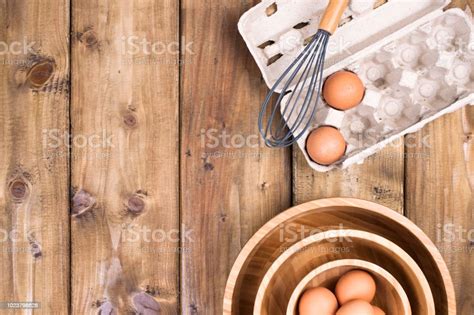 나무 배경 수 제 케이크의 준비입니다 재료 및 액세서리 부엌 및 가정에서 그릇 계란 및 텍스트에 대 한 공간입니다 최고의 볼 수