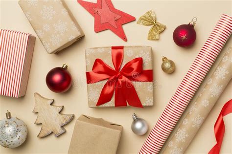 Cajas De Regalo Papeles Rollos Y Decoraciones En La Vista Superior De