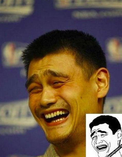 姚明表情包火到了国外！路牌和报纸竟然都有他