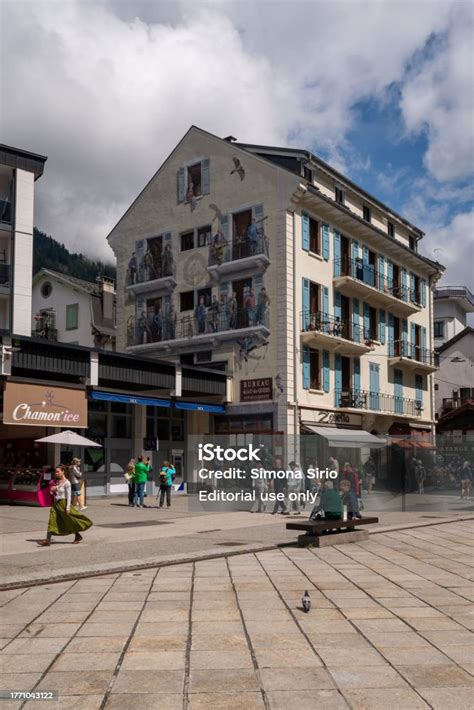 고산 마을의 가장 유명한 산악 가이드를 묘사한 거대한 벽화로 장식된 궁전이 있는 Rue Du Dr Paccard 거리 샤모니 오트 사부아 오베르뉴 론 알프스 프랑스 거리에