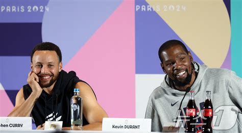 환하게 웃는 케빈 듀란트와 스테판 커리 뉴스1