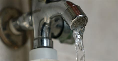 水龙头出水慢怎么回事 电工教你正确做法 装修保障网