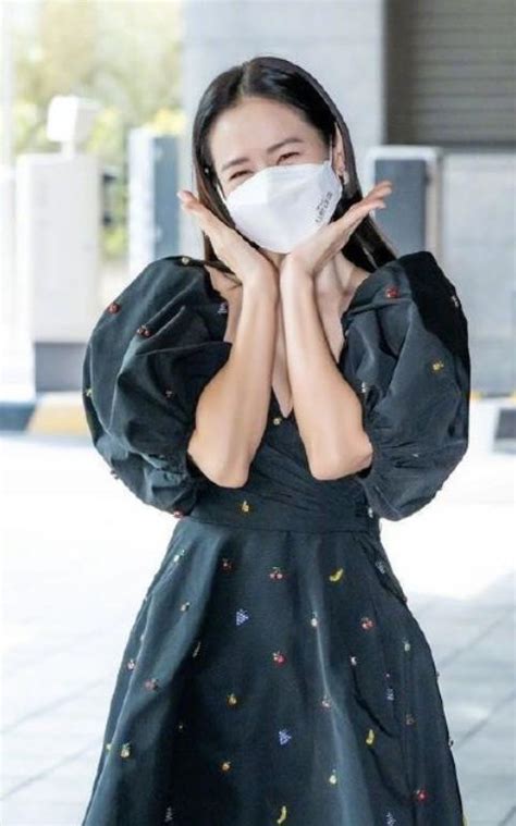 40歲孫藝珍官宣結婚後首露面！大秀美腿春風滿面，捧臉比愛心超甜 資訊咖